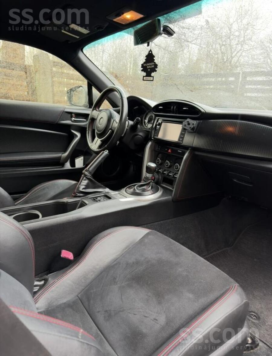 White Toyota gt-86 2012 in Jelgava, with an engine capacity of 2.00 L and mileage of 210 thousand km for 13000 €, photo 12 on AUTOMOTO.COM.LV