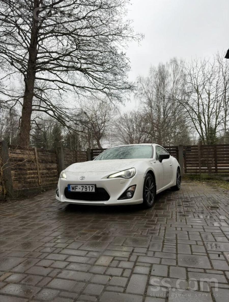 White Toyota gt-86 2012 in Jelgava, with an engine capacity of 2.00 L and mileage of 210 thousand km for 13000 €, photo 4 on AUTOMOTO.COM.LV