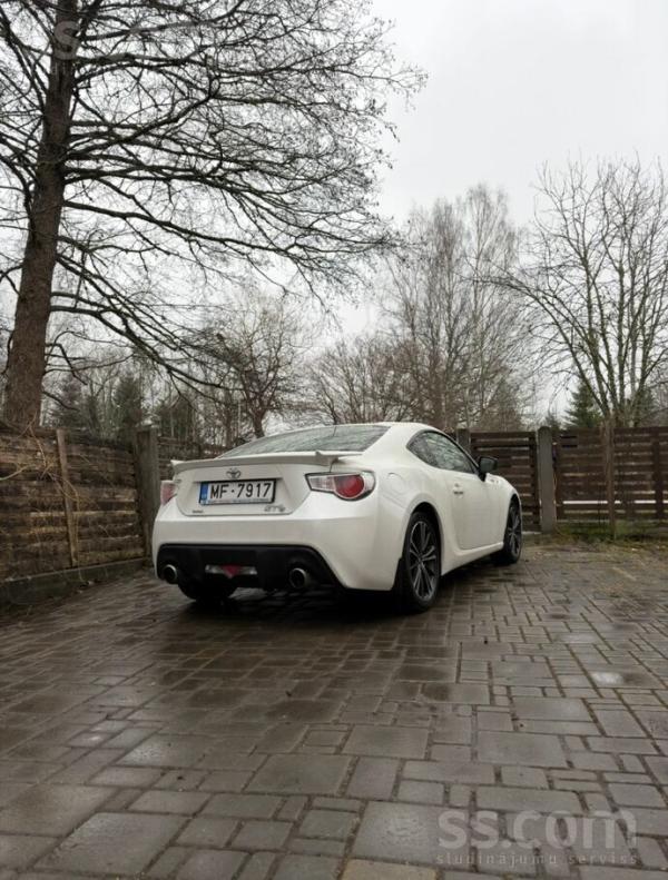 White Toyota gt-86 2012 in Jelgava, with an engine capacity of 2.00 L and mileage of 210 thousand km for 13000 €, photo 5 on AUTOMOTO.COM.LV
