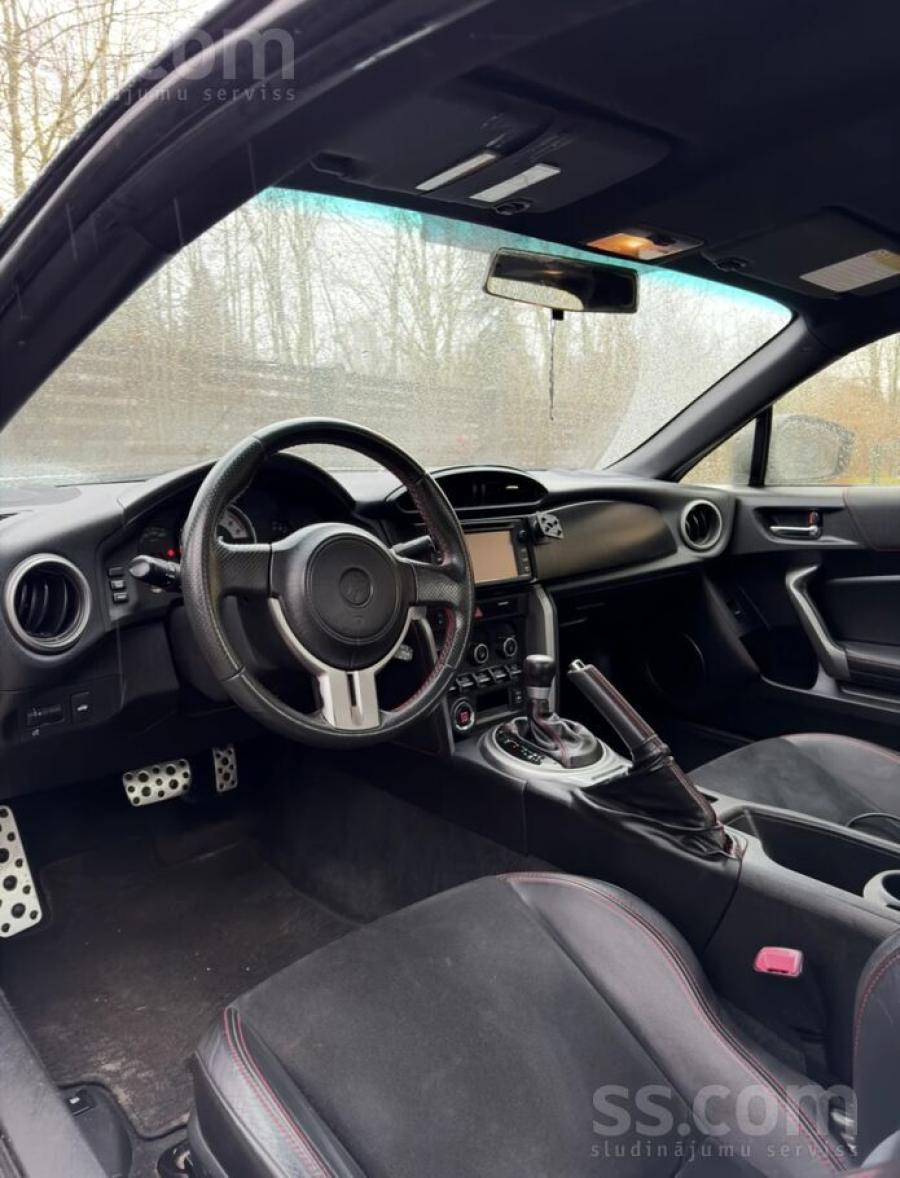 White Toyota gt-86 2012 in Jelgava, with an engine capacity of 2.00 L and mileage of 210 thousand km for 13000 €, photo 11 on AUTOMOTO.COM.LV