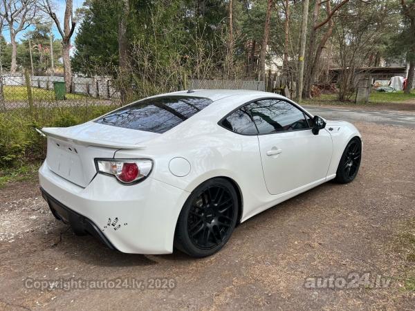 White Toyota gt-86 2013 in Tallinn, with an engine capacity of 2.00 L and mileage of 236 thousand km for 7350 €, photo 2 on AUTOMOTO.COM.LV