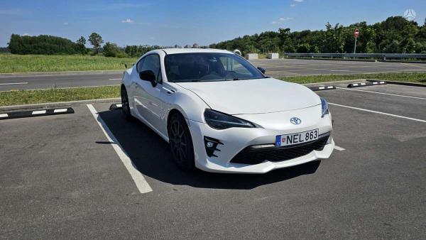 White Toyota gt-86 2018 in Kaunas, with an engine capacity of 2.00 L and mileage of 104 thousand km for 18700 €, photo 2 on AUTOMOTO.COM.LV