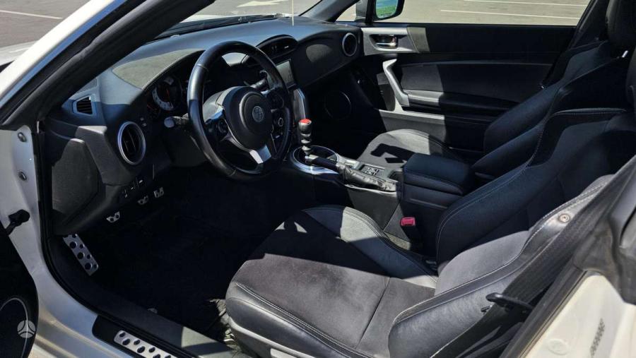 Balts Toyota gt-86 2018 Kauņa, ar dzinēja tilpumu 2.00 L un nobraukumu 104 tūkst. km par 18700 €, foto 6 vietnē AUTOMOTO.COM.LV