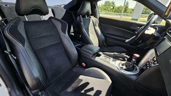 White Toyota gt-86 2018 in Kaunas, with an engine capacity of 2.00 L and mileage of 104 thousand km for 18700 €, photo 7 on AUTOMOTO.COM.LV