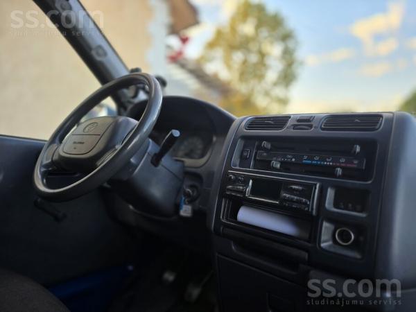 Blue Toyota Hiace 2002 in Daugavpils, with an engine capacity of 2.50 L and mileage of 0 thousand km for 3200 €, photo 6 on AUTOMOTO.COM.LV