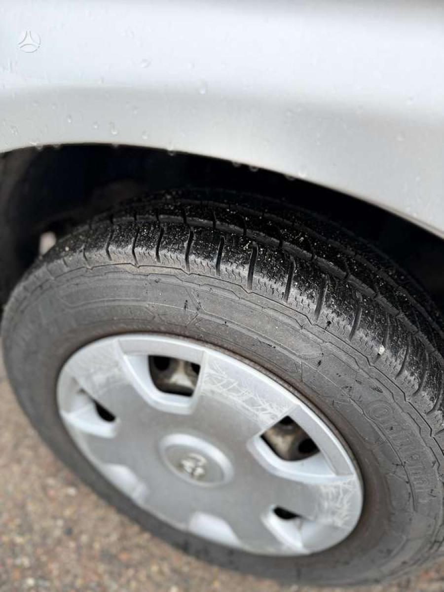 Grey Toyota Hiace 2003 in Vilnius, with an engine capacity of 2.50 L and mileage of 353 thousand km for 4900 €, photo 12 on AUTOMOTO.COM.LV