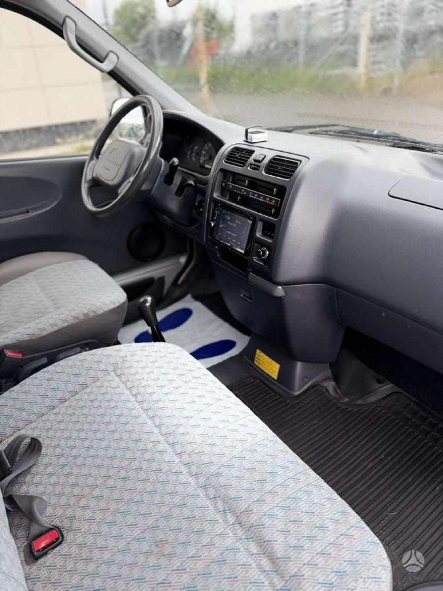 Grey Toyota Hiace 2003 in Vilnius, with an engine capacity of 2.50 L and mileage of 353 thousand km for 4900 €, photo 14 on AUTOMOTO.COM.LV