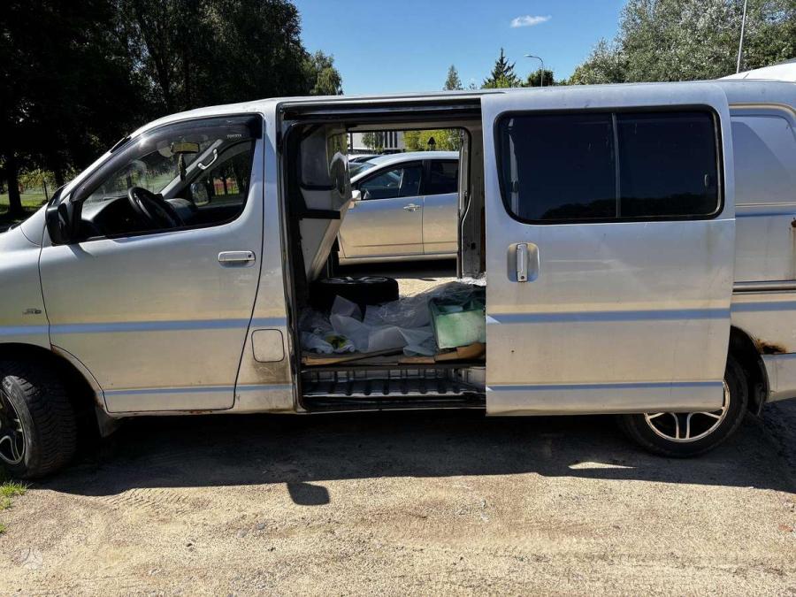 Grey Toyota Hiace 2008 in Vilnius, with an engine capacity of 2.49 L and mileage of 350 thousand km for 2900 €, photo 9 on AUTOMOTO.COM.LV