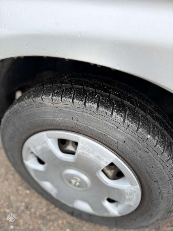Grey Toyota Hiace 2003 in Vilnius, with an engine capacity of 2.50 L and mileage of 353 thousand km for 4650 €, photo 10 on AUTOMOTO.COM.LV