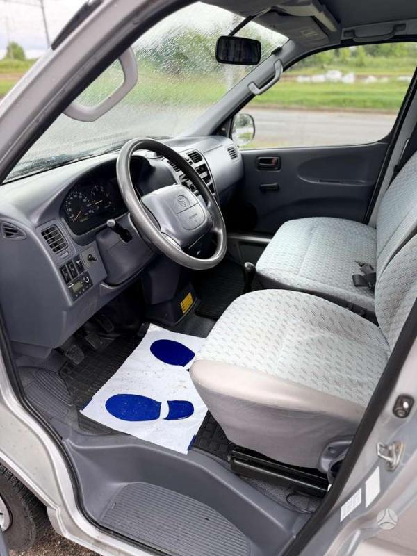 Grey Toyota Hiace 2003 in Vilnius, with an engine capacity of 2.50 L and mileage of 353 thousand km for 4650 €, photo 11 on AUTOMOTO.COM.LV