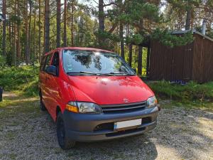 Sarkans Toyota Hiace 2000 Panevēža, ar dzinēja tilpumu 2.69 L un nobraukumu 231 tūkst. km par 6500 €, foto  vietnē AUTOMOTO.COM.LV