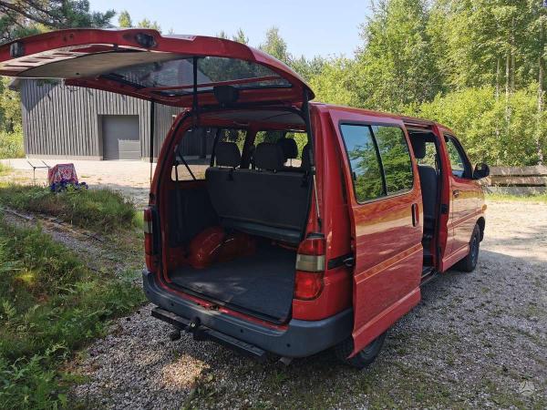 Sarkans Toyota Hiace 2000 Panevēža, ar dzinēja tilpumu 2.69 L un nobraukumu 231 tūkst. km par 6500 €, foto 5 vietnē AUTOMOTO.COM.LV