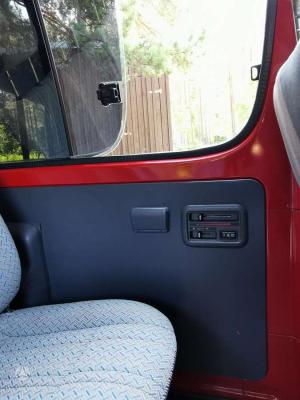 Sarkans Toyota Hiace 2000 Panevēža, ar dzinēja tilpumu 2.69 L un nobraukumu 231 tūkst. km par 6500 €, foto 13 vietnē AUTOMOTO.COM.LV