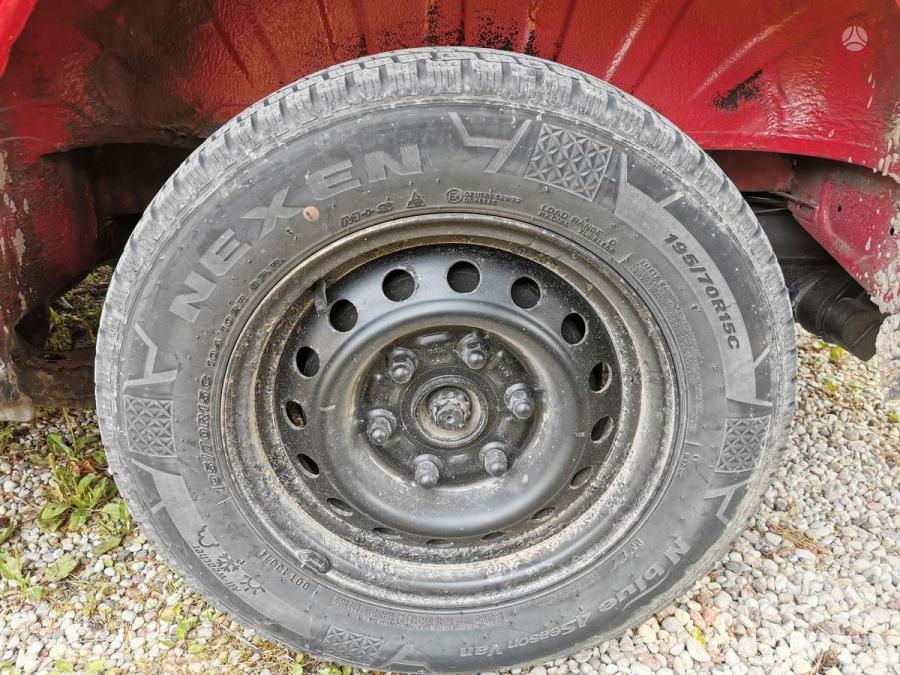 Sarkans Toyota Hiace 2000 Panevēža, ar dzinēja tilpumu 2.69 L un nobraukumu 231 tūkst. km par 6500 €, foto 16 vietnē AUTOMOTO.COM.LV