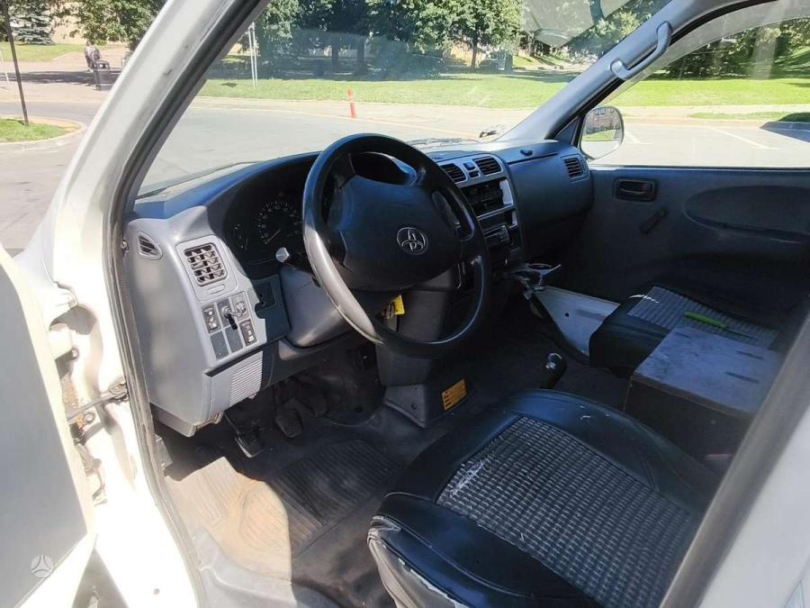 White Toyota Hiace 2008 in Vilnius, with an engine capacity of 2.50 L and mileage of 380 thousand km for 5100 €, photo 12 on AUTOMOTO.COM.LV
