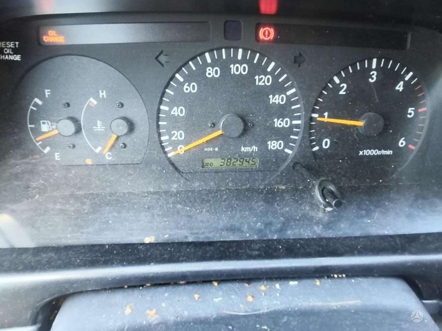 White Toyota Hiace 2008 in Vilnius, with an engine capacity of 2.50 L and mileage of 380 thousand km for 5100 €, photo 16 on AUTOMOTO.COM.LV