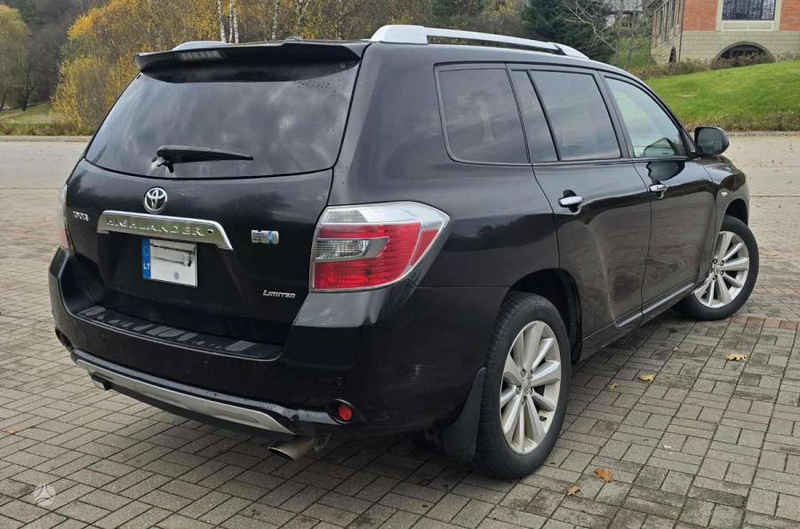 Black Toyota Highlander 2008 in Vilnius, with an engine capacity of 3.30 L and mileage of 396 thousand km for 10000 €, photo 1 on AUTOMOTO.COM.LV