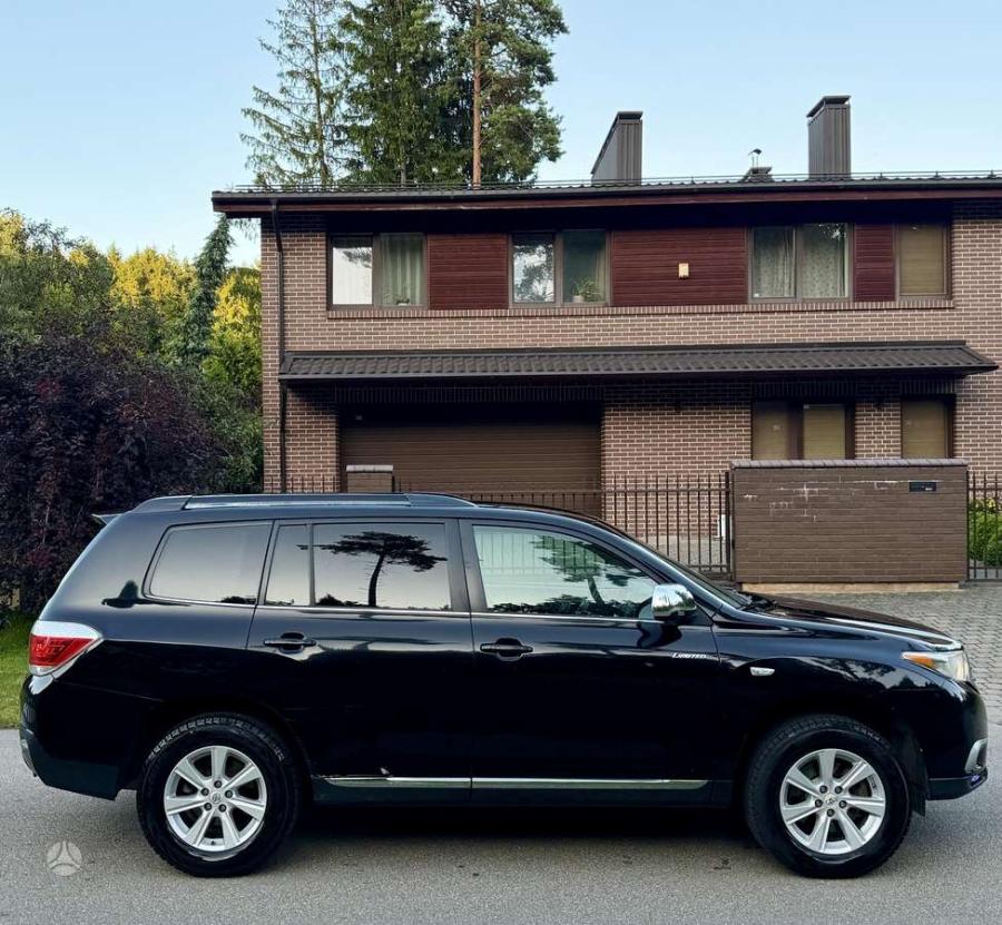 Black Toyota Highlander 2011 in Vilnius, with an engine capacity of 3.46 L and mileage of 140 thousand km for 9000 €, photo 8 on AUTOMOTO.COM.LV