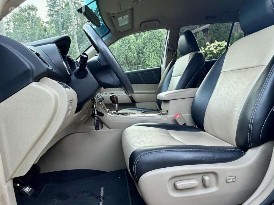 Black Toyota Highlander 2011 in Vilnius, with an engine capacity of 3.46 L and mileage of 140 thousand km for 9000 €, photo 15 on AUTOMOTO.COM.LV