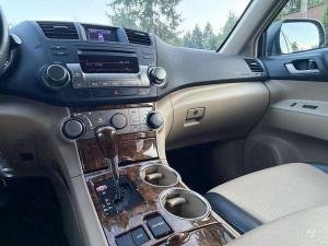 Black Toyota Highlander 2011 in Vilnius, with an engine capacity of 3.46 L and mileage of 140 thousand km for 9000 €, photo 19 on AUTOMOTO.COM.LV