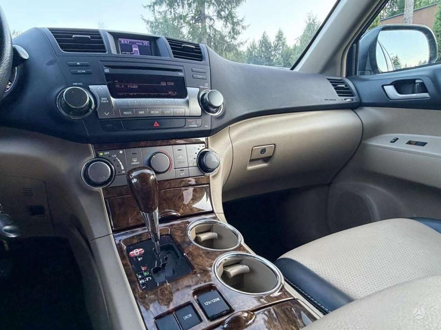 Black Toyota Highlander 2011 in Vilnius, with an engine capacity of 3.46 L and mileage of 140 thousand km for 9000 €, photo 19 on AUTOMOTO.COM.LV