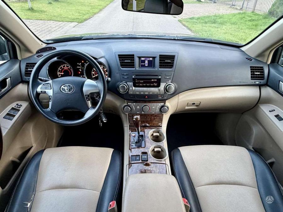 Black Toyota Highlander 2011 in Vilnius, with an engine capacity of 3.46 L and mileage of 140 thousand km for 9000 €, photo 24 on AUTOMOTO.COM.LV