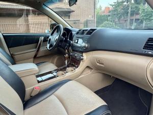 Black Toyota Highlander 2011 in Vilnius, with an engine capacity of 3.46 L and mileage of 140 thousand km for 9000 €, photo 25 on AUTOMOTO.COM.LV