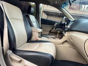 Black Toyota Highlander 2011 in Vilnius, with an engine capacity of 3.46 L and mileage of 140 thousand km for 9000 €, photo 26 on AUTOMOTO.COM.LV