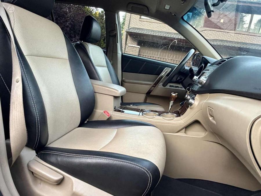 Black Toyota Highlander 2011 in Vilnius, with an engine capacity of 3.46 L and mileage of 140 thousand km for 9000 €, photo 26 on AUTOMOTO.COM.LV