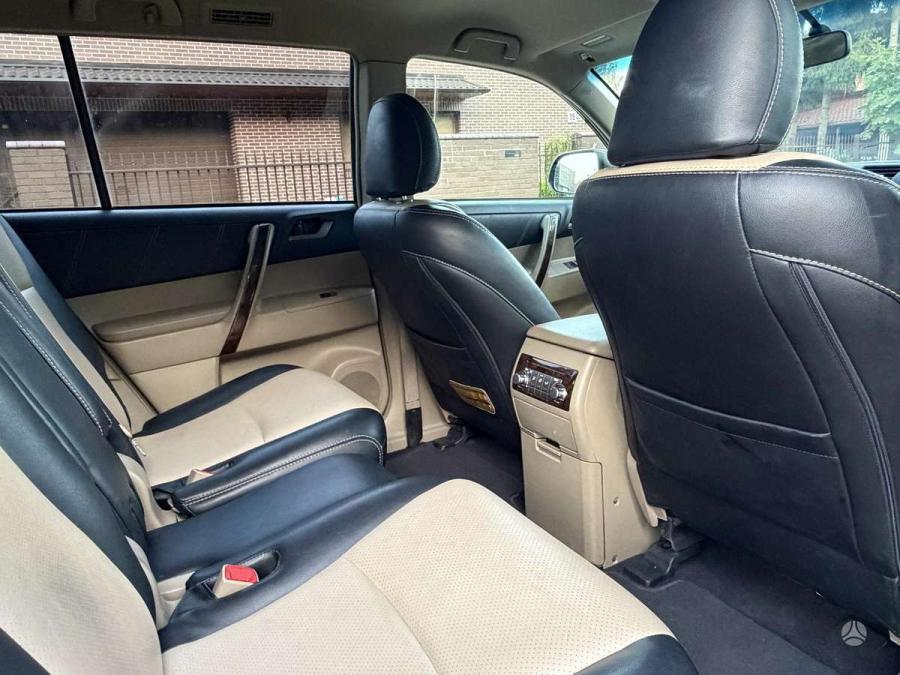 Black Toyota Highlander 2011 in Vilnius, with an engine capacity of 3.46 L and mileage of 140 thousand km for 9000 €, photo 27 on AUTOMOTO.COM.LV
