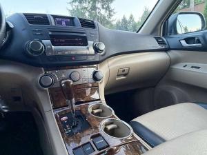 Black Toyota Highlander 2011 in Vilnius, with an engine capacity of 2.67 L and mileage of 178 thousand km for 8500 €, photo 17 on AUTOMOTO.COM.LV