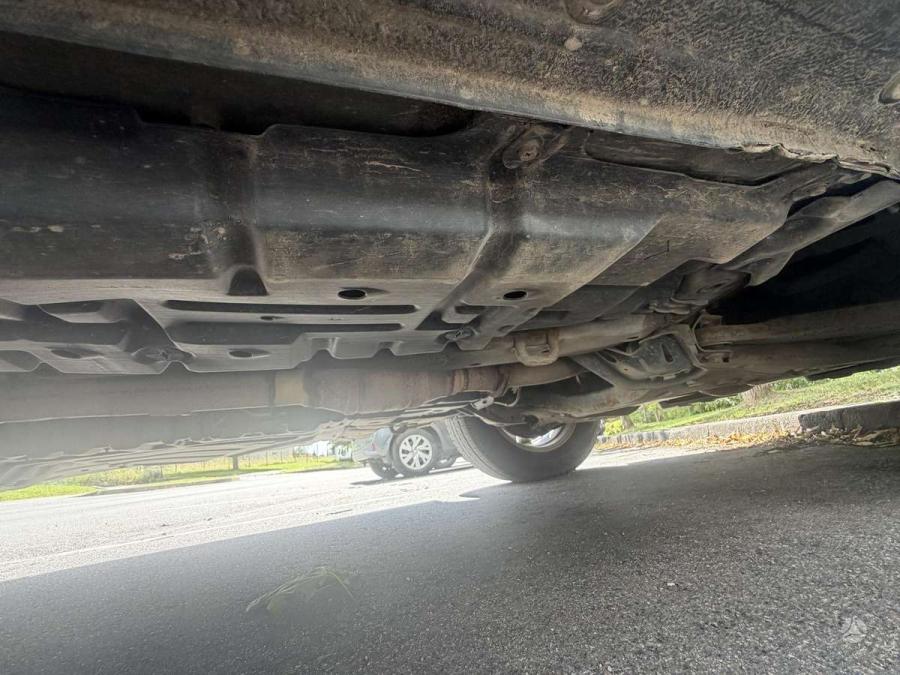 Black Toyota Highlander 2011 in Vilnius, with an engine capacity of 2.67 L and mileage of 178 thousand km for 8500 €, photo 33 on AUTOMOTO.COM.LV