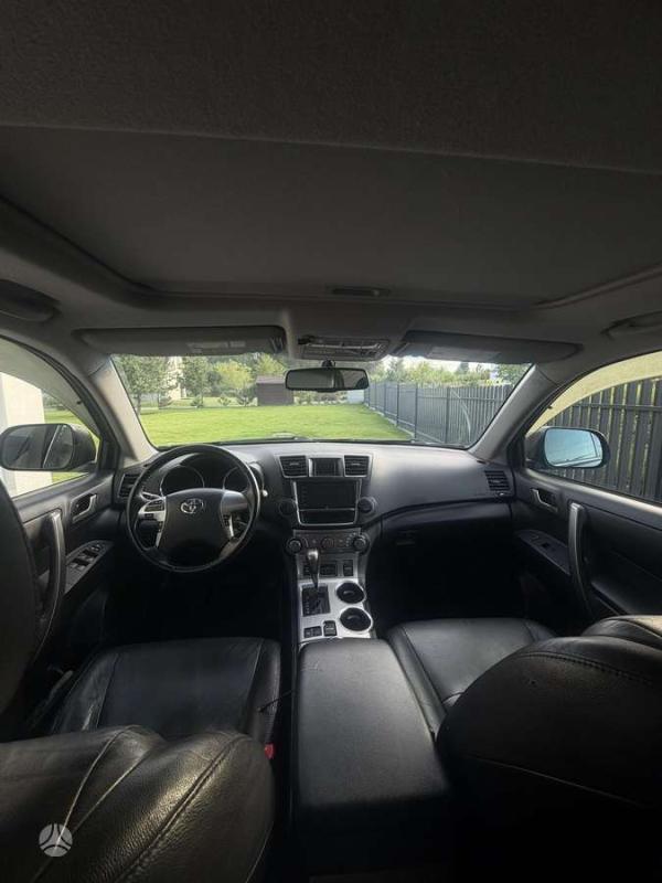 Black Toyota Highlander 2013 in Vilnius, with an engine capacity of 3.46 L and mileage of 216 thousand km for 14900 €, photo 8 on AUTOMOTO.COM.LV