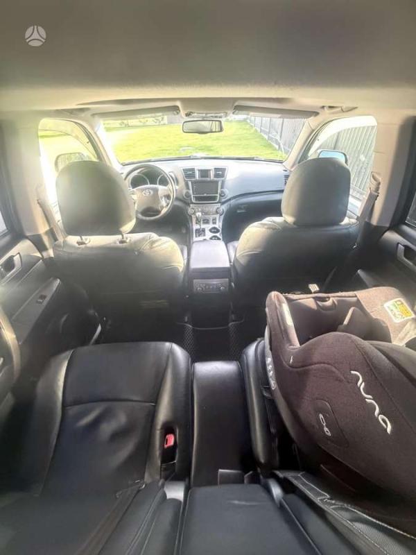 Black Toyota Highlander 2013 in Vilnius, with an engine capacity of 3.46 L and mileage of 216 thousand km for 14900 €, photo 9 on AUTOMOTO.COM.LV