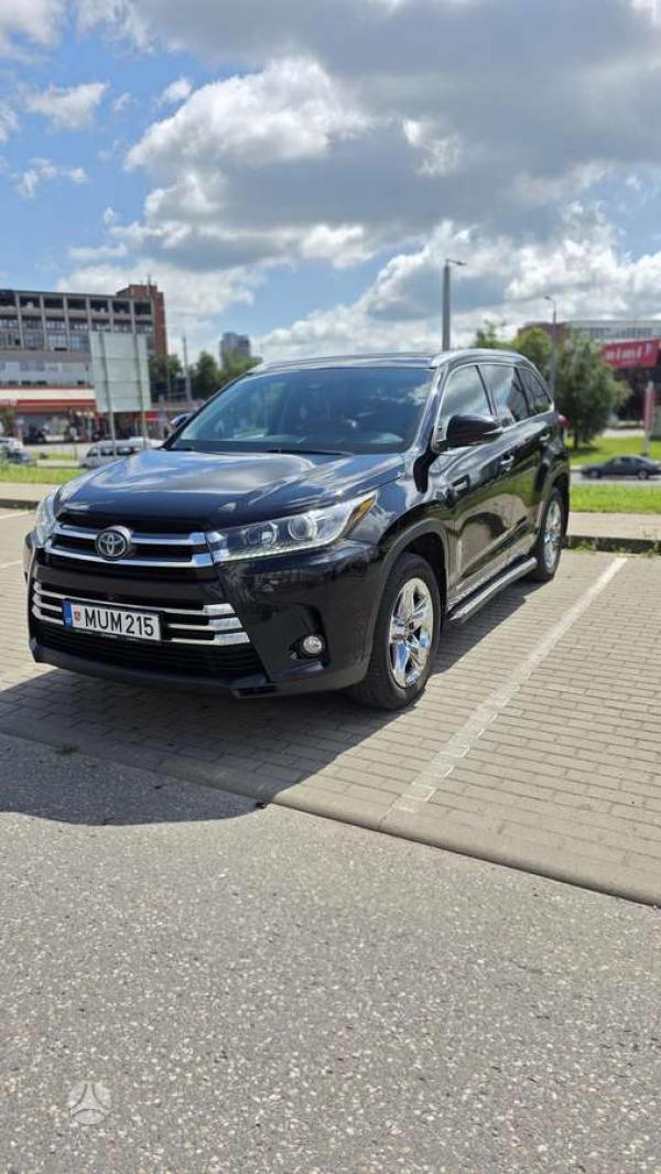 Black Toyota Highlander 2018 in Vilnius, with an engine capacity of 3.46 L and mileage of 223 thousand km for 27650 €, photo 1 on AUTOMOTO.COM.LV