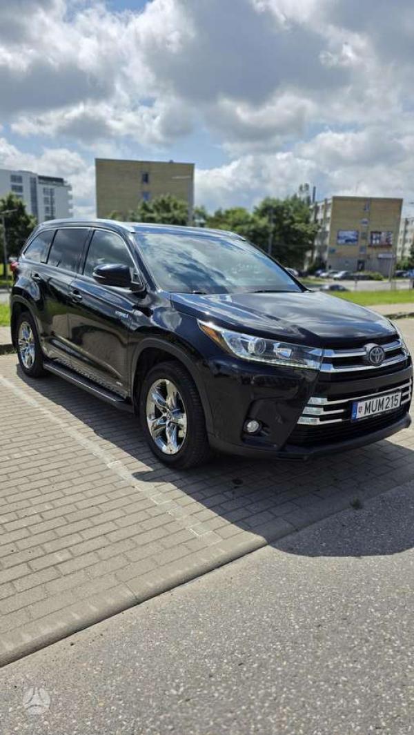 Black Toyota Highlander 2018 in Vilnius, with an engine capacity of 3.46 L and mileage of 223 thousand km for 27650 €, photo 2 on AUTOMOTO.COM.LV