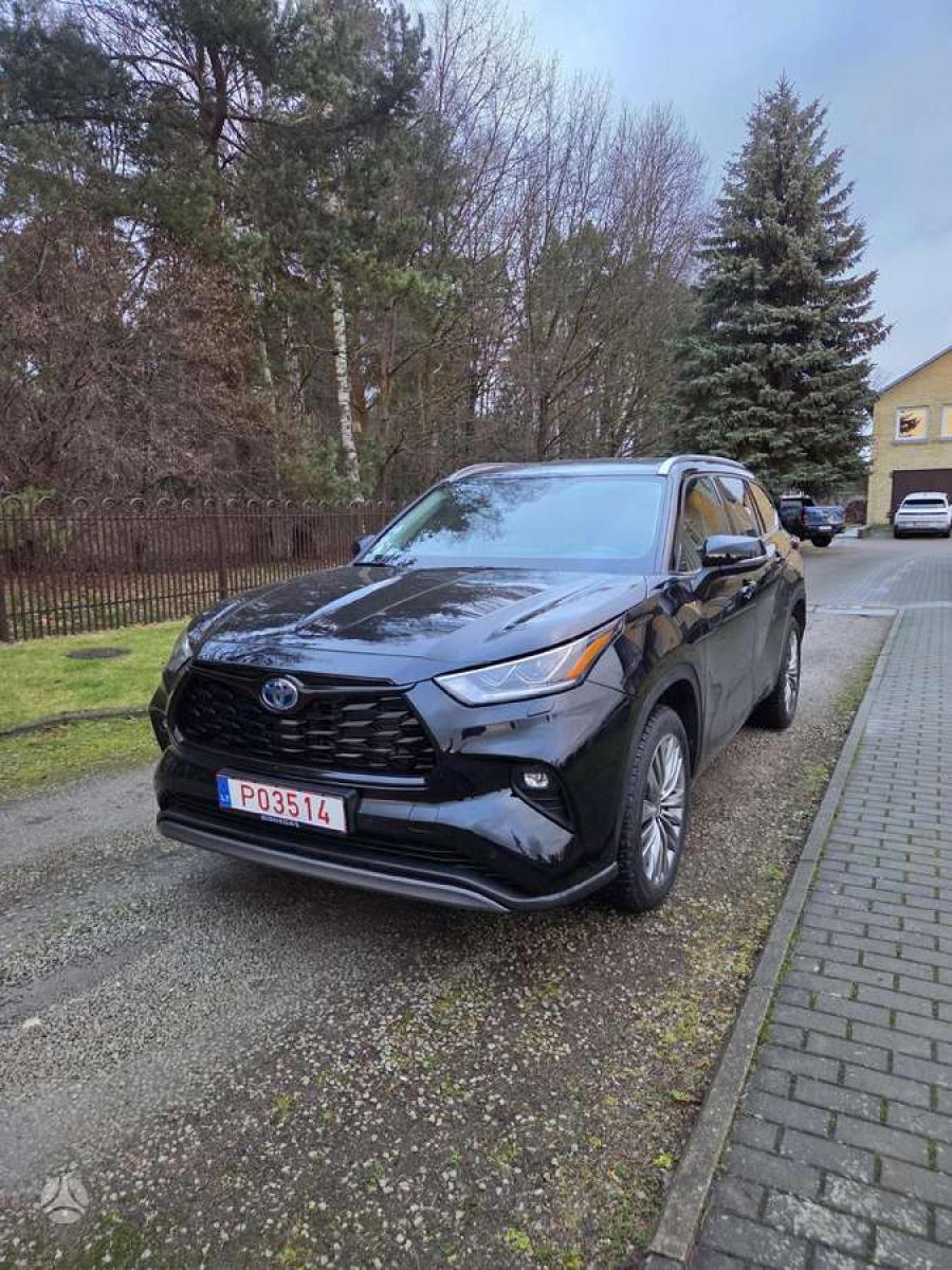 Black Toyota Highlander 2021 in Panevezys, with an engine capacity of 2.49 L and mileage of 89 thousand km for 37950 €, photo 1 on AUTOMOTO.COM.LV