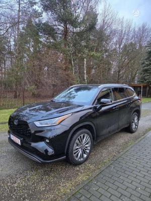 Black Toyota Highlander 2021 in Panevezys, with an engine capacity of 2.49 L and mileage of 89 thousand km for 37950 €, photo 2 on AUTOMOTO.COM.LV