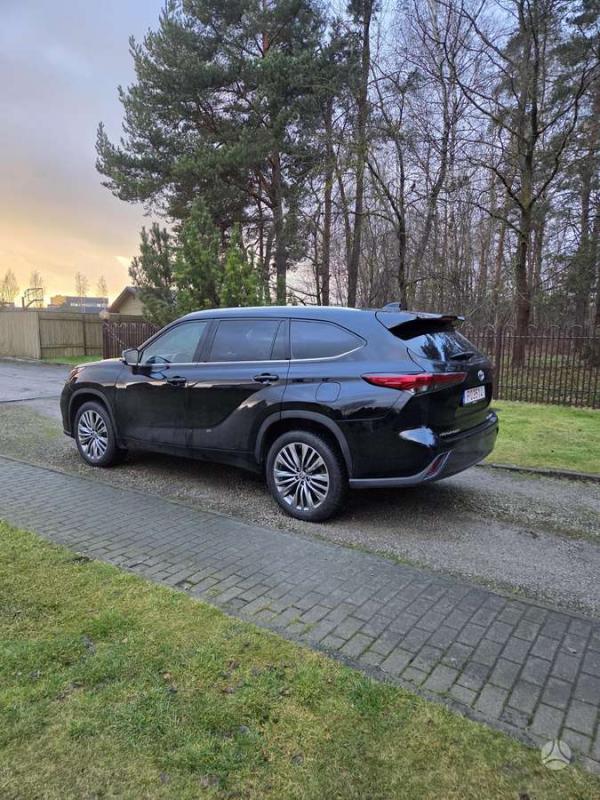 Black Toyota Highlander 2021 in Panevezys, with an engine capacity of 2.49 L and mileage of 89 thousand km for 37950 €, photo 4 on AUTOMOTO.COM.LV