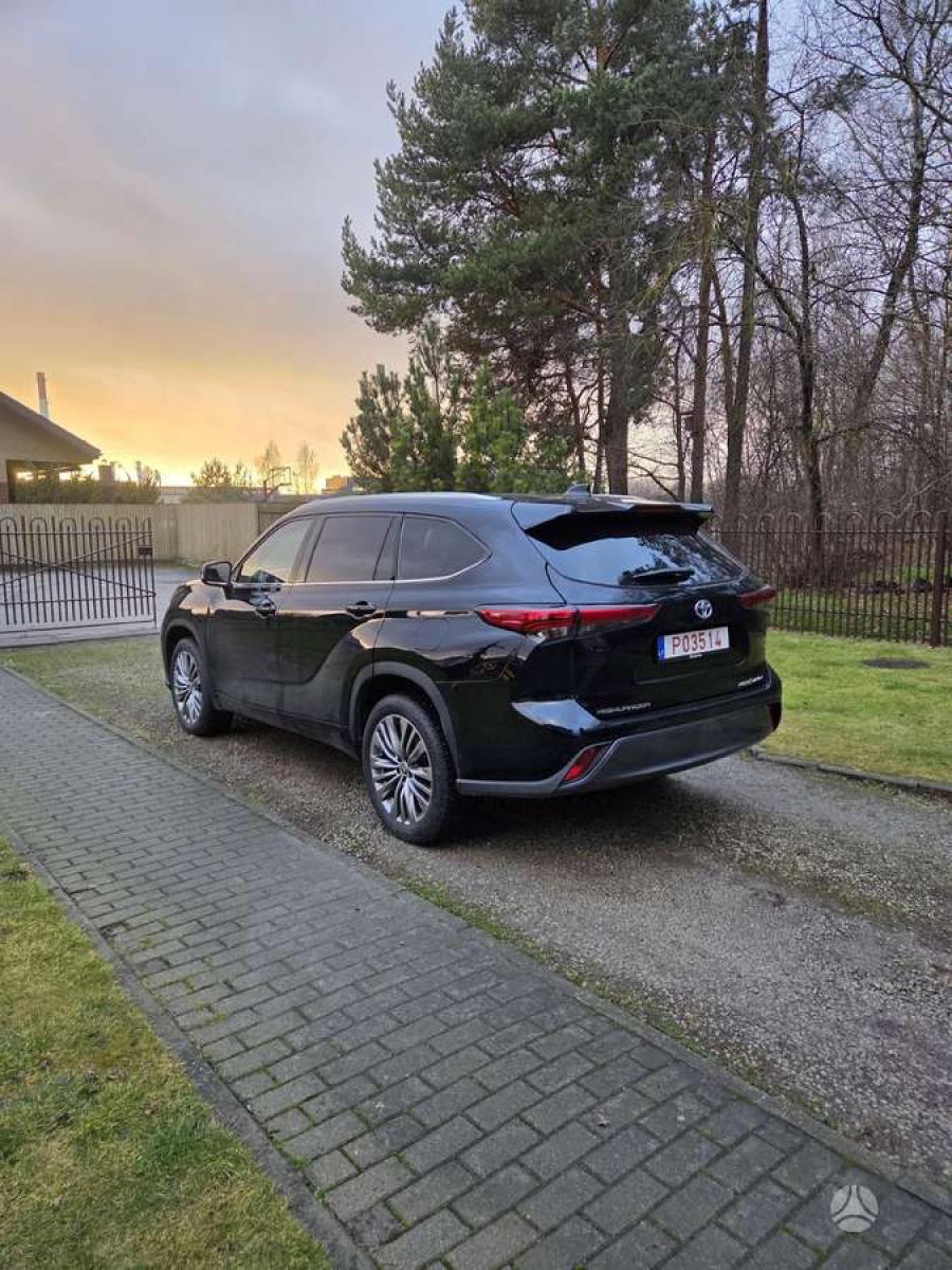 Black Toyota Highlander 2021 in Panevezys, with an engine capacity of 2.49 L and mileage of 89 thousand km for 37950 €, photo 5 on AUTOMOTO.COM.LV