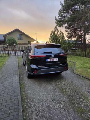 Black Toyota Highlander 2021 in Panevezys, with an engine capacity of 2.49 L and mileage of 89 thousand km for 37950 €, photo 6 on AUTOMOTO.COM.LV