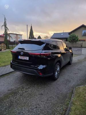 Black Toyota Highlander 2021 in Panevezys, with an engine capacity of 2.49 L and mileage of 89 thousand km for 37950 €, photo 7 on AUTOMOTO.COM.LV