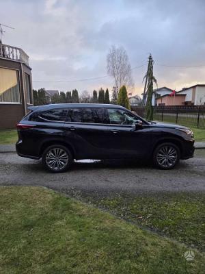 Black Toyota Highlander 2021 in Panevezys, with an engine capacity of 2.49 L and mileage of 89 thousand km for 37950 €, photo 9 on AUTOMOTO.COM.LV
