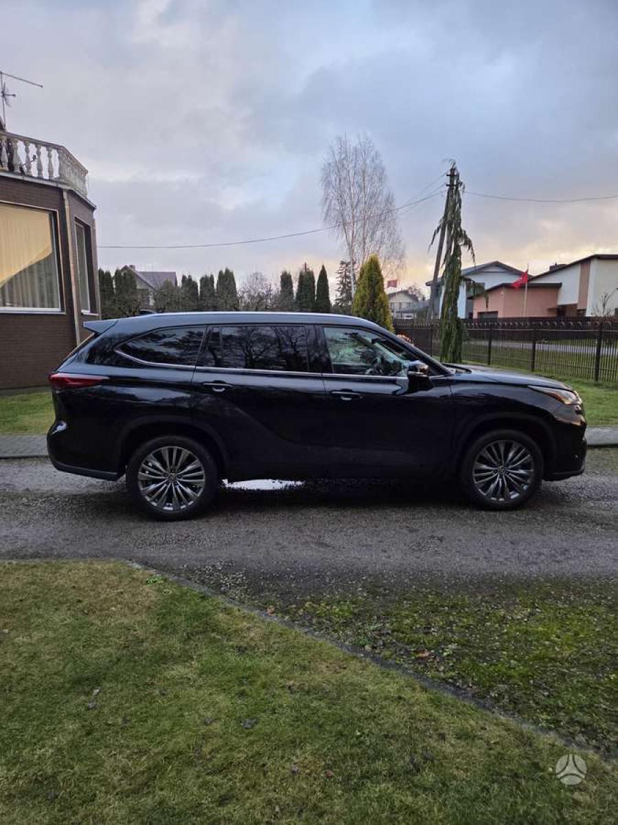 Black Toyota Highlander 2021 in Panevezys, with an engine capacity of 2.49 L and mileage of 89 thousand km for 37950 €, photo 9 on AUTOMOTO.COM.LV