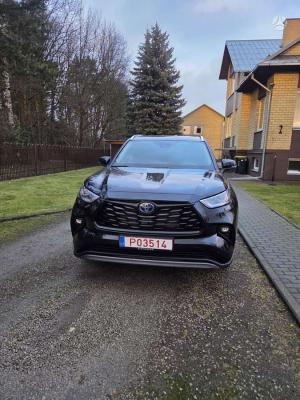 Black Toyota Highlander 2021 in Panevezys, with an engine capacity of 2.49 L and mileage of 89 thousand km for 37950 €, photo 13 on AUTOMOTO.COM.LV