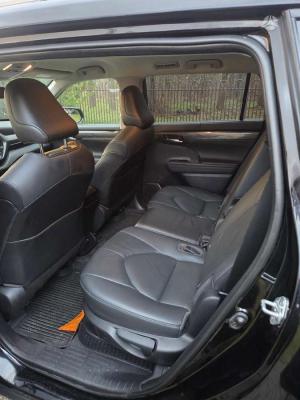 Black Toyota Highlander 2021 in Panevezys, with an engine capacity of 2.49 L and mileage of 89 thousand km for 37950 €, photo 15 on AUTOMOTO.COM.LV