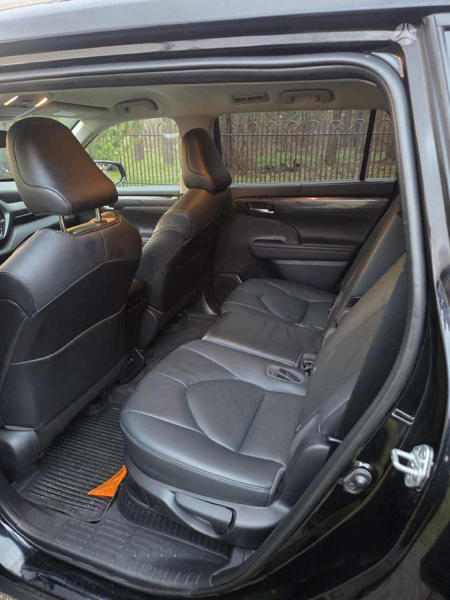 Black Toyota Highlander 2021 in Panevezys, with an engine capacity of 2.49 L and mileage of 89 thousand km for 37950 €, photo 15 on AUTOMOTO.COM.LV