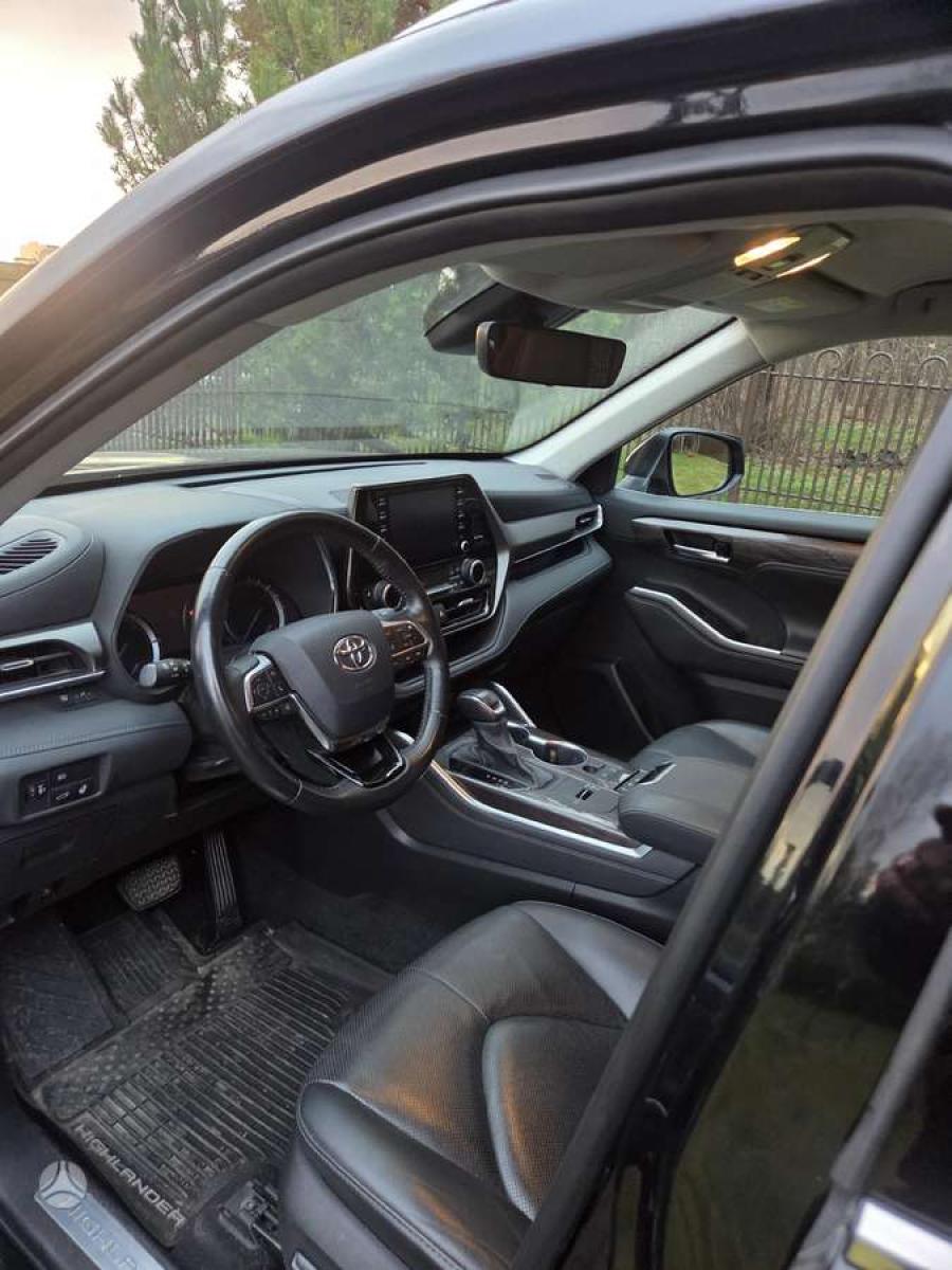Black Toyota Highlander 2021 in Panevezys, with an engine capacity of 2.49 L and mileage of 89 thousand km for 37950 €, photo 17 on AUTOMOTO.COM.LV
