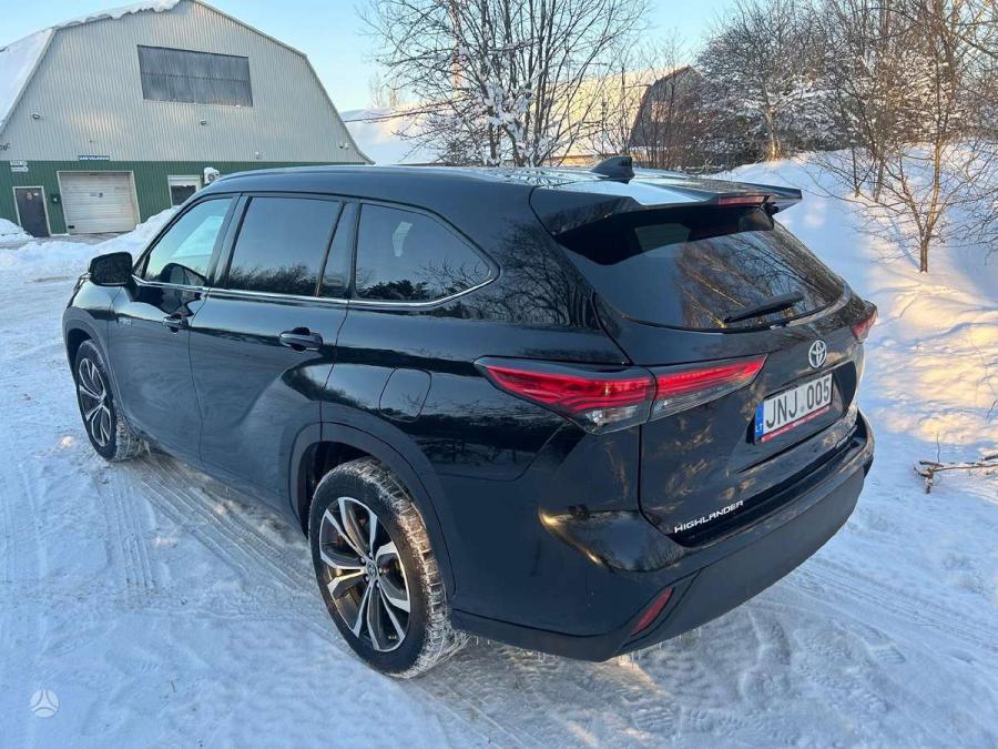 Black Toyota Highlander 2021 in Vilnius, with an engine capacity of 2.49 L and mileage of 92 thousand km for 37300 €, photo 4 on AUTOMOTO.COM.LV