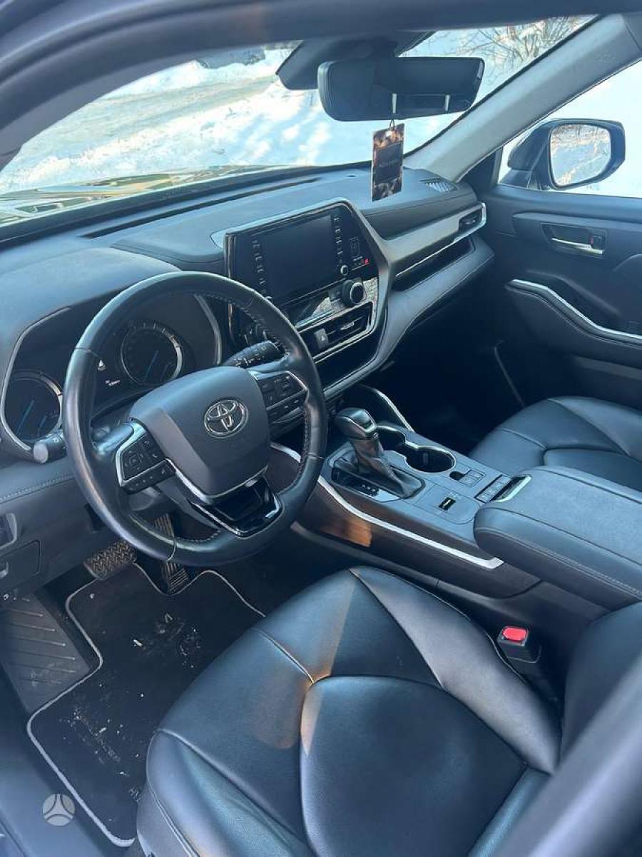 Black Toyota Highlander 2021 in Vilnius, with an engine capacity of 2.49 L and mileage of 92 thousand km for 37300 €, photo 6 on AUTOMOTO.COM.LV